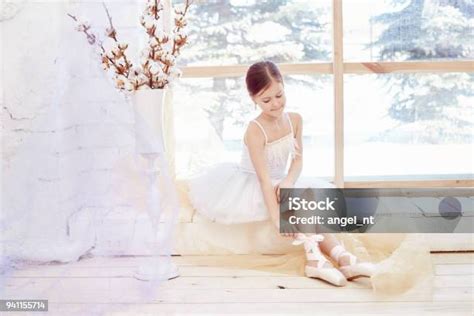 젊은 발레리 나 소녀 발레 성능을 위해 준비 중입니다 작은 프리마 발레 창문 가까이 아름 다운 빨간 머리 소녀 흰 공 가운에 포인트 젊은 극장 여배우 Theatrical