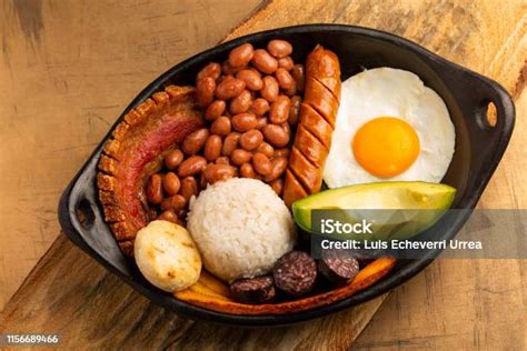 반데자 파이사 콜롬비아의 안티오케냐 지역의 전형적인 요리 치차론 블랙 푸딩 소시지 아레파 콩 튀긴 질경이 아보카도 계란 쌀로 구성되어 있습니다 그릇에 대한 스톡 사진 및