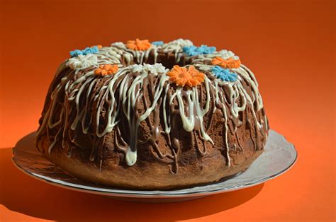 흰색과 밀크 초콜릿과 아이싱 꽃을 곁들인 달콤한 컵케이크 차와 커피를위한 수제 케이크 디저트 디자인의 배경입니다 주황색과 파란색 갈색에 대한 스톡 사진 및 기타 이미지