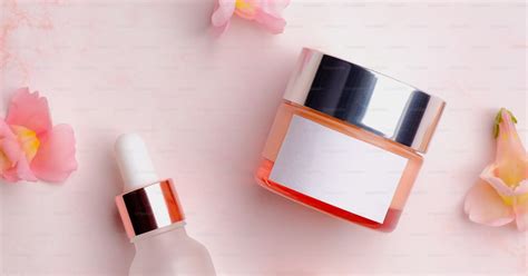 얼굴 마사지 롤러 세럼 로션 분홍색 배경에 페이셜 크림 스킨케어 미용 제품 세트 사진 Unsplash의 석영 이미지