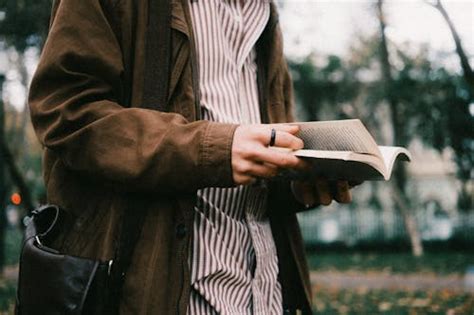 갈색 모자 개인적인 시간 고요한 고요함 공부하다 교육 그림자 긴 머리 깨지다 녹지 독서하는 뒤뜰 뒷모습