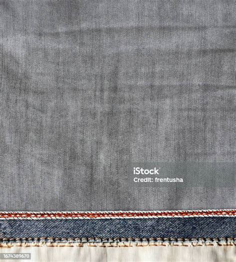 회색과 밝은 회색 데님 배경에 빨간색 솔기가 있습니다 밝은 회색 색상 데님 청바지 패브릭 질감 장식 테두리 텍스트 공간 복사 0명에 대한 스톡 사진 및 기타 이미지 Istock