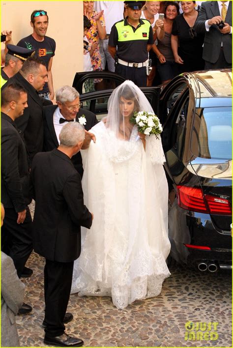 Elisabetta Canalis Marries Surgeon Brian Perri See The Wedding Dress