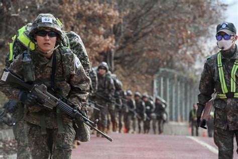 Rok 육군 28사단 훈련병들이 힘찬 함성을 지르며 Gop 행군