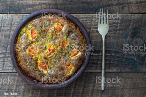 야채 Frittata 간단한 채식 음식 상위 뷰와 세라믹 그릇 계란 토마토 후추 양파 딜 파슬리 치즈를 곁들인 프리타타 이탈리아 계란 오믈렛 건강한 생활방식에 대한 스톡