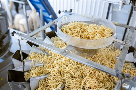 밀가루 제품의 시리얼 스낵 생산 식품 산업의 기술 생산을위한 공장 컨베이어에서 스낵 양파 링의 분류 및 포장 라인 건강에 좋지 않은 음식에 대한 스톡 사진 및 기타 이미지