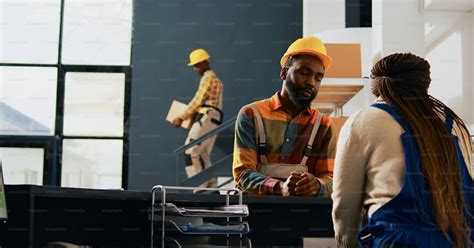 창고에서 주문 관리 소매점 생산을 위한 제조 및 재고 선적 계획에 대해 이야기하는 근로자 상품을 옮기는 창고 직원 핸드 헬드 샷 사진 Unsplash의 종업원 이미지