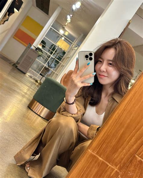 무무 일상룩으로 아주 편안하게 입기좋은 원피스에요 어깨부터 소매라인까지 같은 컬러감은 다른소재를 배색하여 포인트를 주었어요 허리라인에 살~짝 라인을 주어 볼륨감있는