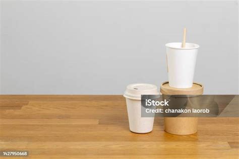 환경 친화적 인 식품 포장 종이 재활용 제로 폐기물 천연 제품 자연과 재활용 개념의 음식 일회용 케이터링을위한 종이 상자 배경에