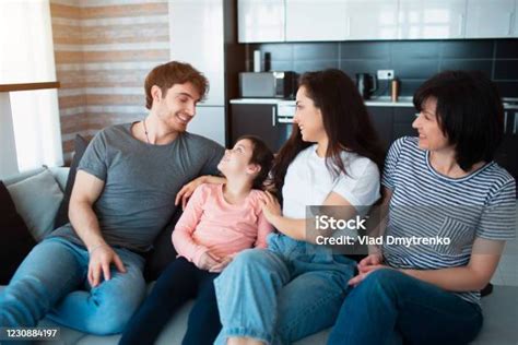 집에서 큰 가족 형제 자매 할머니와 손녀 어린이와 부모 모두가 집에서 함께 시간을 보내고있다 가정 생활에 대한 스톡 사진 및 기타 이미지 Istock