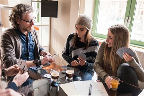 프렌즈 게임하기 카드 및 게임 술마시기 현대 어파트먼트 20 29세에 대한 스톡 사진 및 기타 이미지 20 29세 2015년 30 39세 Istock