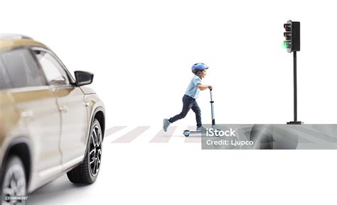 헬멧을 쓴 소년이 자동차 앞에서 푸시 스쿠터를 타고 있는 전체 길이 프로필 사진 6 7 살에 대한 스톡 사진 및 기타 이미지 6 7 살 거리 귀여운 Istock