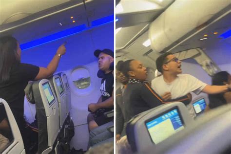 영상 여성 비행기 안에서 아이들이 너무 많다”는 불만을 제기한 남성과 싸움