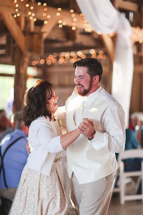 17 Tender Mother Son Wedding Photos That Will Make You Grateful For Mom Huffpost Life Mother