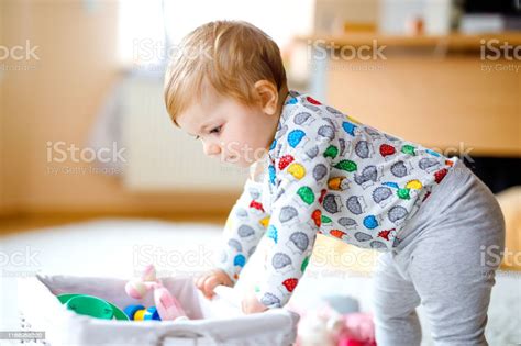 집이나 보육원에서 교육 장난감을 가지고 노는 화려한 귀여운 아름다운 어린 소녀 기와 서 서 행복 한 건강 한 아이 학습 개발에