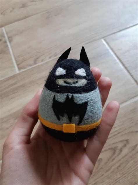 Яйцо из шерсти бэтмен валяная игрушка — цена 250 грн в каталоге Статуэтки Купить товары для дома