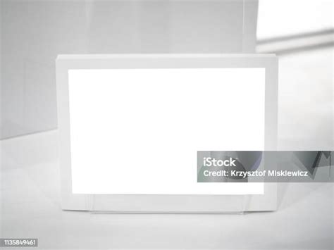 잡지 소책자 엽서 또는 브로셔 모의 광고 템플릿 테이블 흰색 배경 전시 홀 전단지에 대한 스톡 사진 및 기타 이미지 전단지 형판 더미 Istock