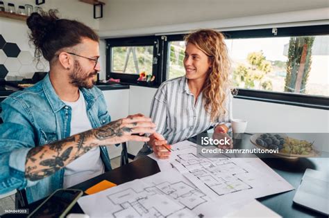 노트북을 사용하고 새 집의 청사진을 들여다 보는 행복한 커플 25 29세에 대한 스톡 사진 및 기타 이미지 25 29세 2명 30 34세 Istock