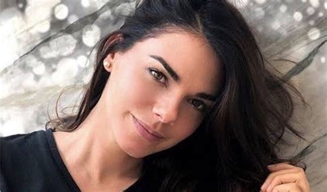 Livia Brito Con Sobrio Look Deja Salir Su Encanto En Navidad