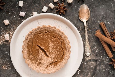 호박 수제 채식 파이와 향신료 계피 아니스 어두운 테이블 배경에 노란색 건조 한 단풍 장식 오렌지 호박 수확 가을과 추수 감사절 개념 가을에 대한 스톡 사진 및 기타 이미지