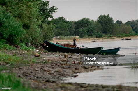 바위와 식물 사이 강 둑에 나무와 금속으로 만든 오래된 보트 자연에 주차 된 물 수송 로스토프 주에 대한 스톡 사진 및 기타 이미지 로스토프 주 0명 갈색 Istock