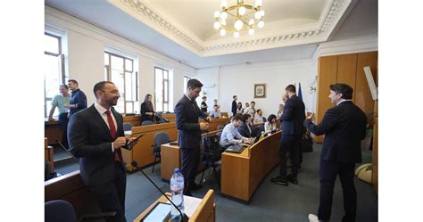 Със скандали за натиск по коридорите и опити за разпределяне смениха бордовете на най