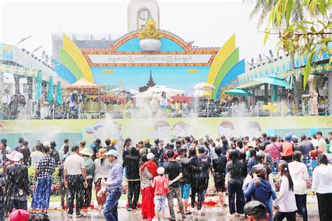 မဟာသင်္ကြန်အကျနေ့တွင် မန္တလေးမြို့ရှိ ကျုံးပတ်လည်တစ်လျှောက်နှင့် အထင