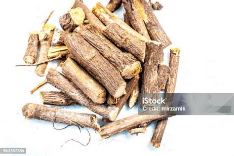 닫기 최대 아유르베다의 허브 감 초 뿌리 감 초 뿌리 Mulethi 또는 Glycyrrhiza 나무 루트 흰색 절연은 대단히 유익한 달래 위장 중독 위 궤 양 등등 감초