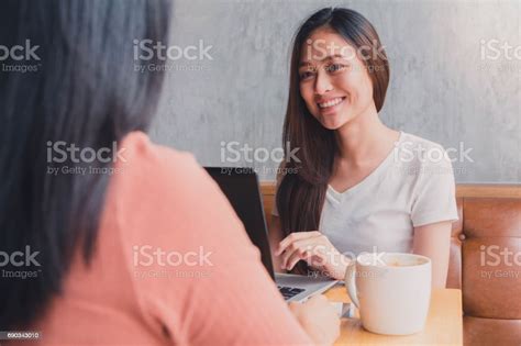 젊은 아름 다운 아시아 여자 작업 하 고 커피숍 배경에서 노트북 이야기 기업 재무와 산업에 대한 스톡 사진 및 기타 이미지 기업 재무와 산업 노트북 노트북 사용하기