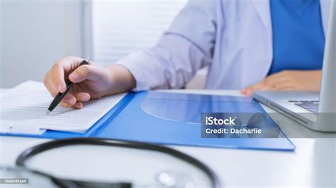 하얀 제복 가운 코트를 입은 교육 직업의 의사 세미나 또는 병원에서 태블릿과 논문을 가진 전문 의사 코로나 바이러스 암 건강 관리 건강관리와 의술에 대한 스톡 사진 및 기타