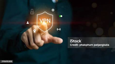 Vpn 가상 사설망 프로토콜 개념 Vr 화면에 Vpn 아이콘이 있는 키보드 컴퓨터에 입력하는 남자 Vpn 개념 0명에 대한 스톡