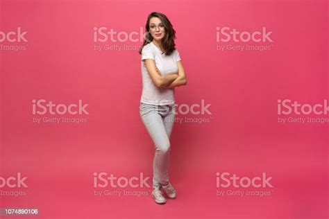 행복 한 아름 다운 소녀 핑크 배경에 고립 된 전체 길이에 서 갈색 머리에 대한 스톡 사진 및 기타 이미지 갈색 머리 귀여운 금발 머리 Istock