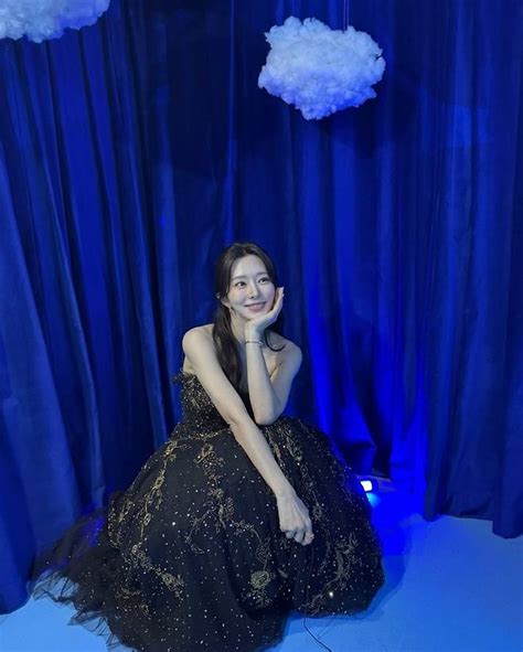 꽈당 이주빈 꼬리뼈 괜찮아요~ 눈부신 드레스 입고 미소 짓는 여신의 여유 스타와 패션