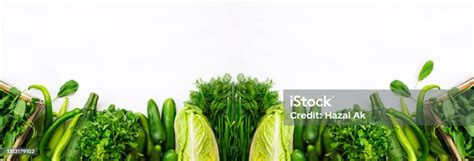 흰색 고립 된 배경에 신선한 녹색 야채 맨 위 보기입니다 공간을 복사합니다 0명에 대한 스톡 사진 및 기타 이미지 0명 건강한 식생활 꼭대기 Istock