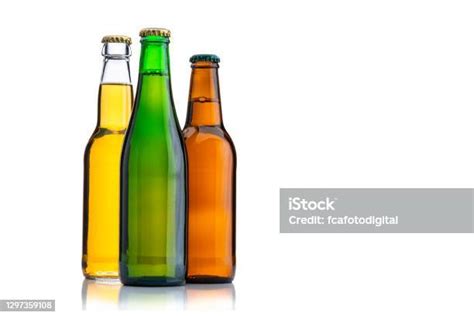 흰색 배경에 고립 된 녹색 갈색 및 반투명 맥주 병 복사 공간 0명에 대한 스톡 사진 및 기타 이미지 0명 Ale 가득 찬 Istock