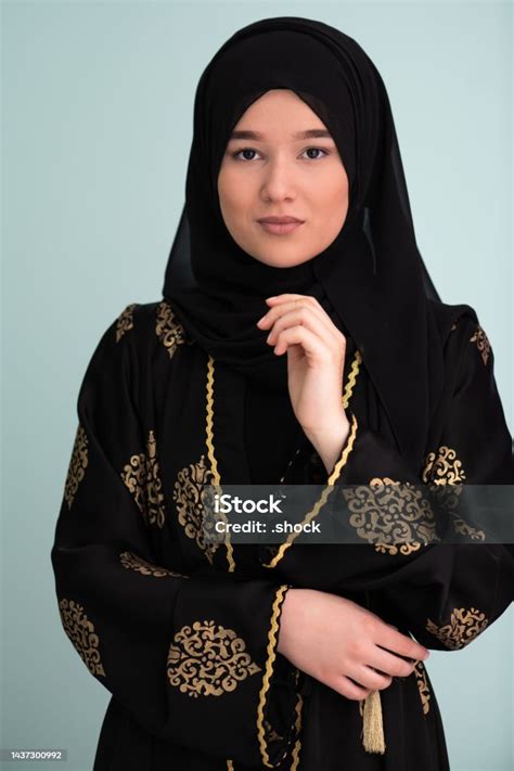 현대 이슬람과 라마단 카림의 개념을 나타내는 현대 청록색 배경에 고립된 히잡을 쓴 멋진 드레스를 입은 아름다운 무슬림 여성 18 19세에 대한 스톡 사진 및 기타 이미지