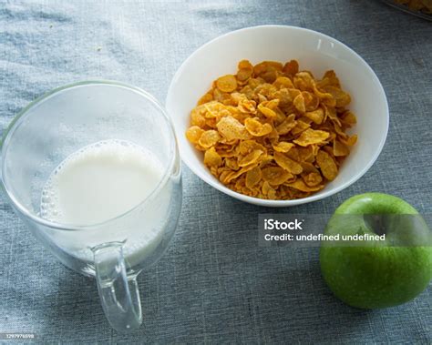 흰 용기에 콘플레이크 그릇 우유와 녹색 사과 의 유리 건강한 아침 식사 의미 0명에 대한 스톡 사진 및 기타 이미지 0명 가득 찬 건강한 생활방식 Istock