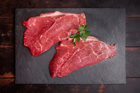 돌 슬레이트 보드에 파슬리 잎을 곁들인 대리석 쇠고기의 생 미닛 스테이크 0명에 대한 스톡 사진 및 기타 이미지 0명 건강한 식생활 검은색 Istock