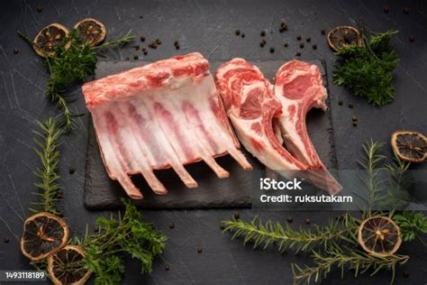 나무 배경에 검은 접시에 로즈마리가 있는 신선한 양고기 랙 검은 배경에 신선한 생 양고기 허리 0명에 대한 스톡 사진 및 기타 이미지 Istock