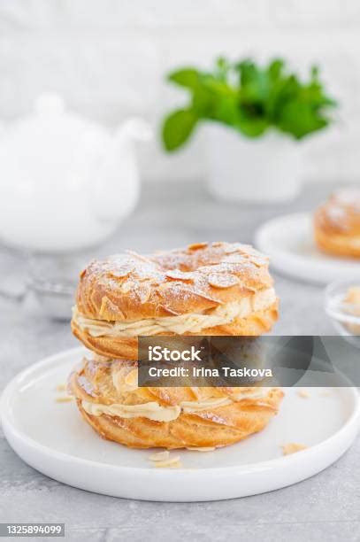 프랄린 크림 가루 설탕 아몬드 꽃잎을 그레이 콘크리트 배경 위에 얹은 프랑스 전통 케이크 파리 브레스트 공간을 복사합니다 0명에