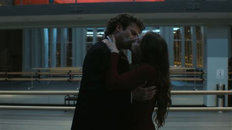 Étoiles Love Triangle Luke Kirby Charlotte Gainsbourg And Lou De Laâge Break Down Season 1s