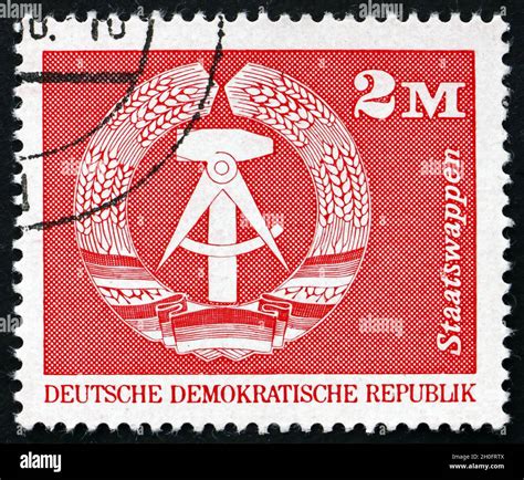 Deutschland Um 1973 Eine In Deutschland Gedruckte Briefmarke Zeigt Das Wappen Der Ddr Um