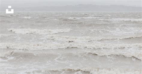 바다의 파도 위에서 서핑 보드를 타는 남자 사진 Unsplash의 무료 자연 이미지