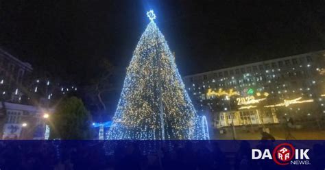 Запалиха 12 метровата коледна елха в центъра на Варна навръх Никулден СНИМКИ ВИДЕО Dariknews Bg