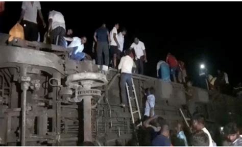 ចំនួនអ្នកស្លាប់ក្នុងគ្រោះថ្នាក់រថភ្លើងបុកគ្នានៅឥណ្ឌាកើនជិតដល់ ៣០០នាក់ សារព័ត៌មាន នគរវត្ត