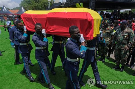 튀르키예 지진으로 숨진 가나 공격수 아츠 눈물의 장례식 한국경제