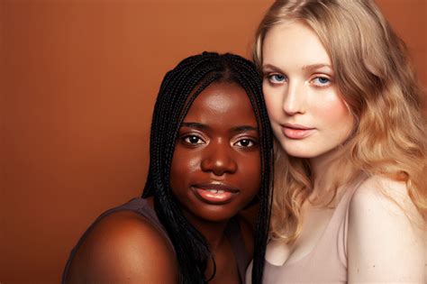 두 예쁜 여자 아프리카와 백인 금발 갈색 배경에 함께 명랑 포즈 민족 다양한 라이프 스타일 사람들 개념 2명에 대한 스톡 사진