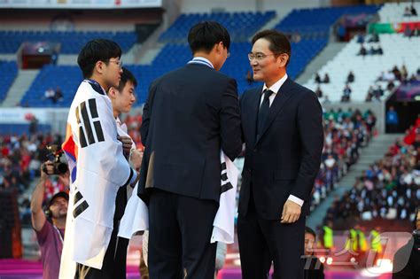 국제기능올림픽 메달리스트 격려하는 이재용 회장 뉴스1