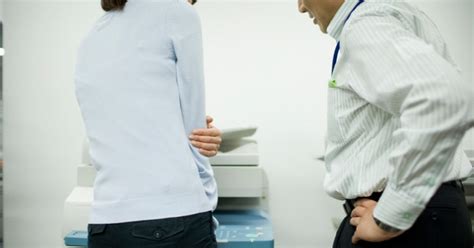 서먹함 없애보려고 근무시간에 여직원 노래시키고 함께 셀카 찍은 부구청장