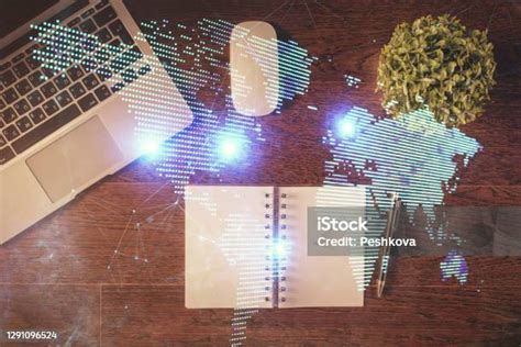 데스크톱 배경의 컴퓨터를 통해 소셜 네트워크 홀로그램 도면 맨 위 보기입니다 이중 노출 개념에 대한 스톡 사진 및 기타 이미지 Istock